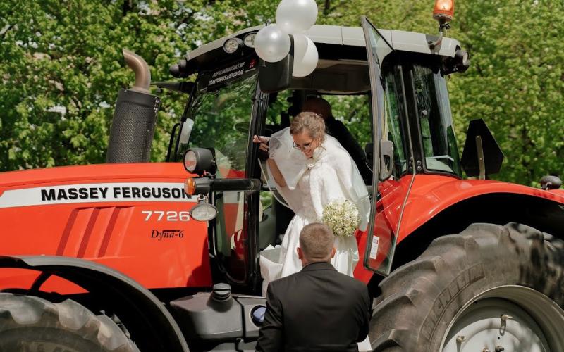 Traktoriumi ne tik į laukus, bet ir į civilinės metrikacijos skyrių ...
